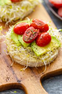 Rice Cakes with Hummus and Roasted Tomatoes - Happy Foods Tube